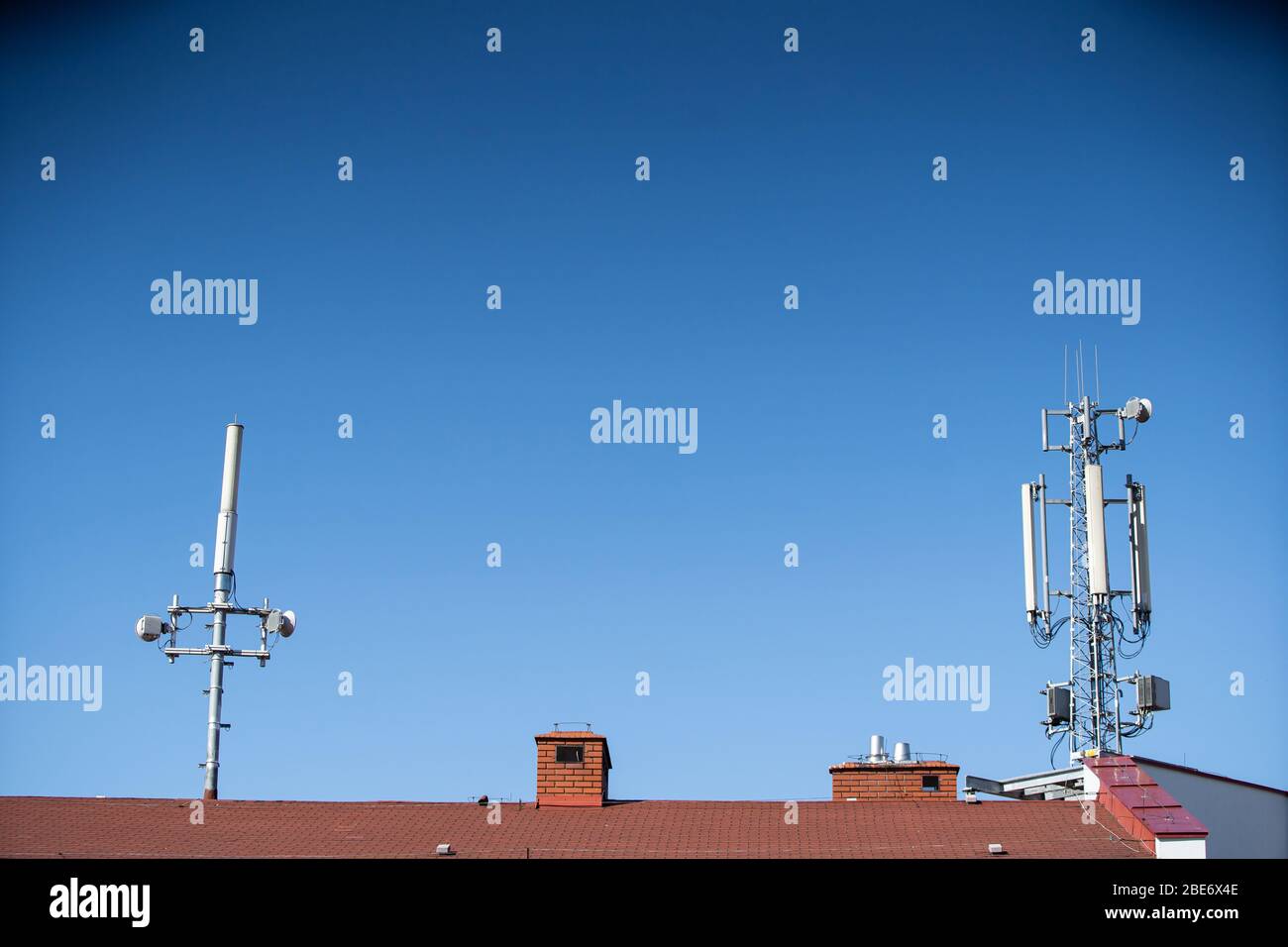 Transmitting and receiving antennas dedicated to the cellular network ...