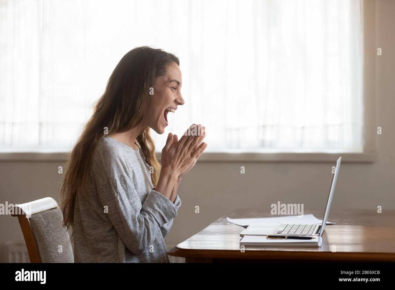 Reading email screen hi-res stock photography and images - Alamy