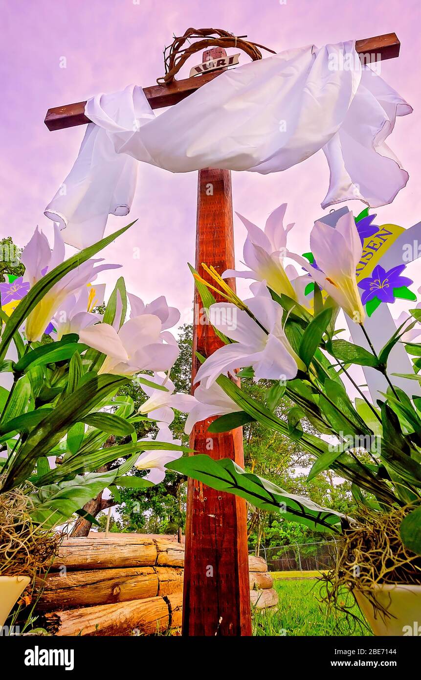 Easter flowers and cross hi-res stock photography and images - Alamy