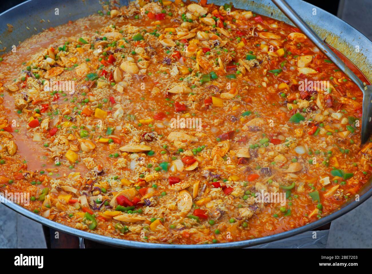 Seafood paella presentation hi-res stock photography and images - Alamy