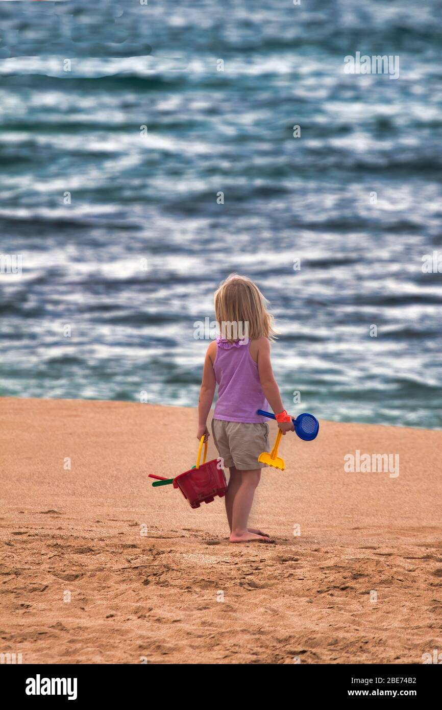 Kids digging at the beach hi-res stock photography and images - Alamy