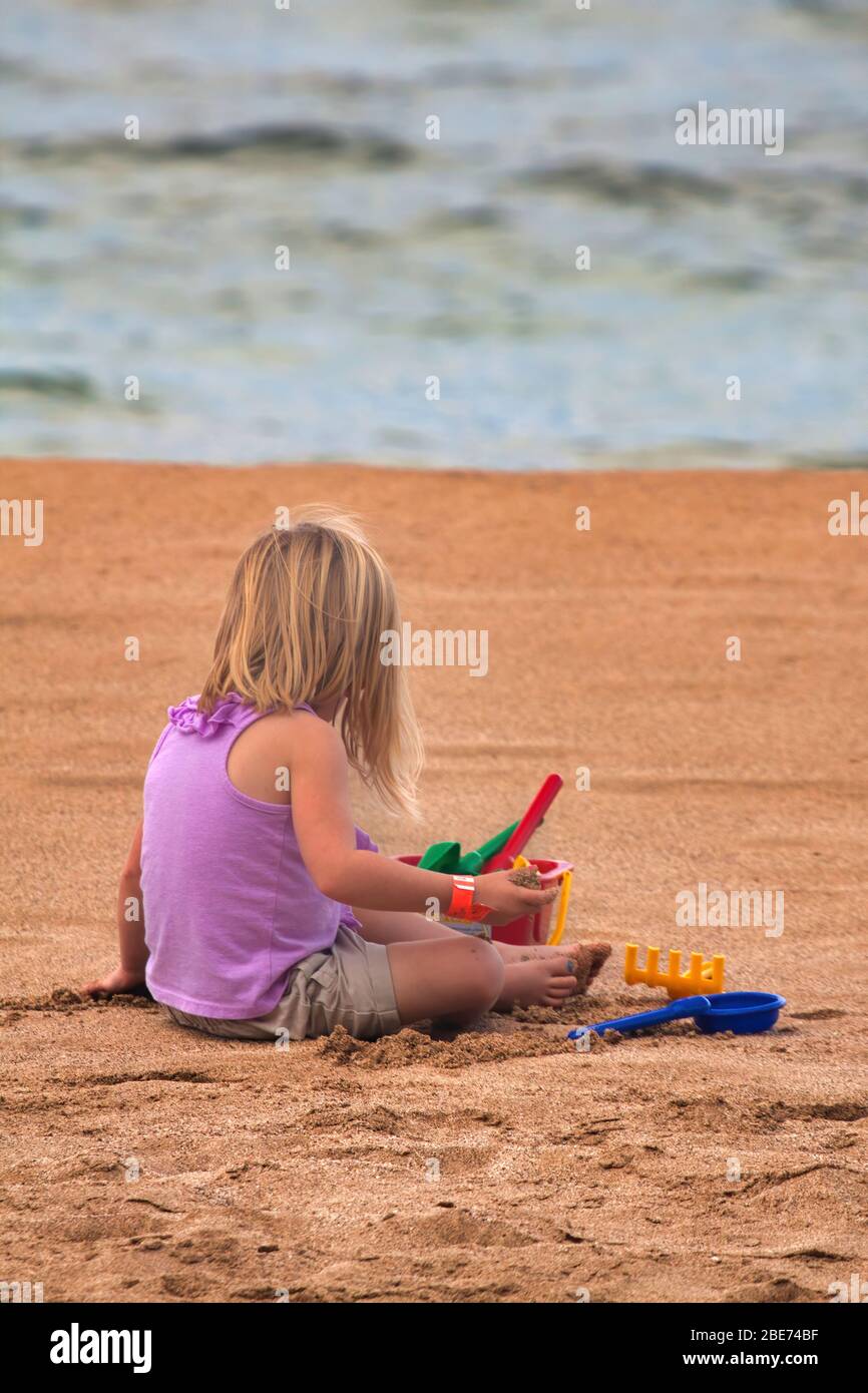 Kids digging hi-res stock photography and images - Alamy