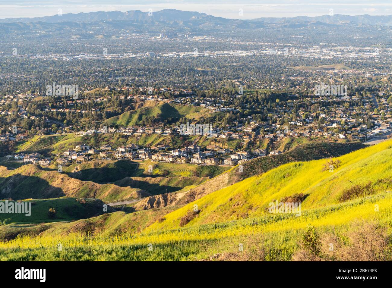 Suburban los angeles hillside homes hi-res stock photography and images ...