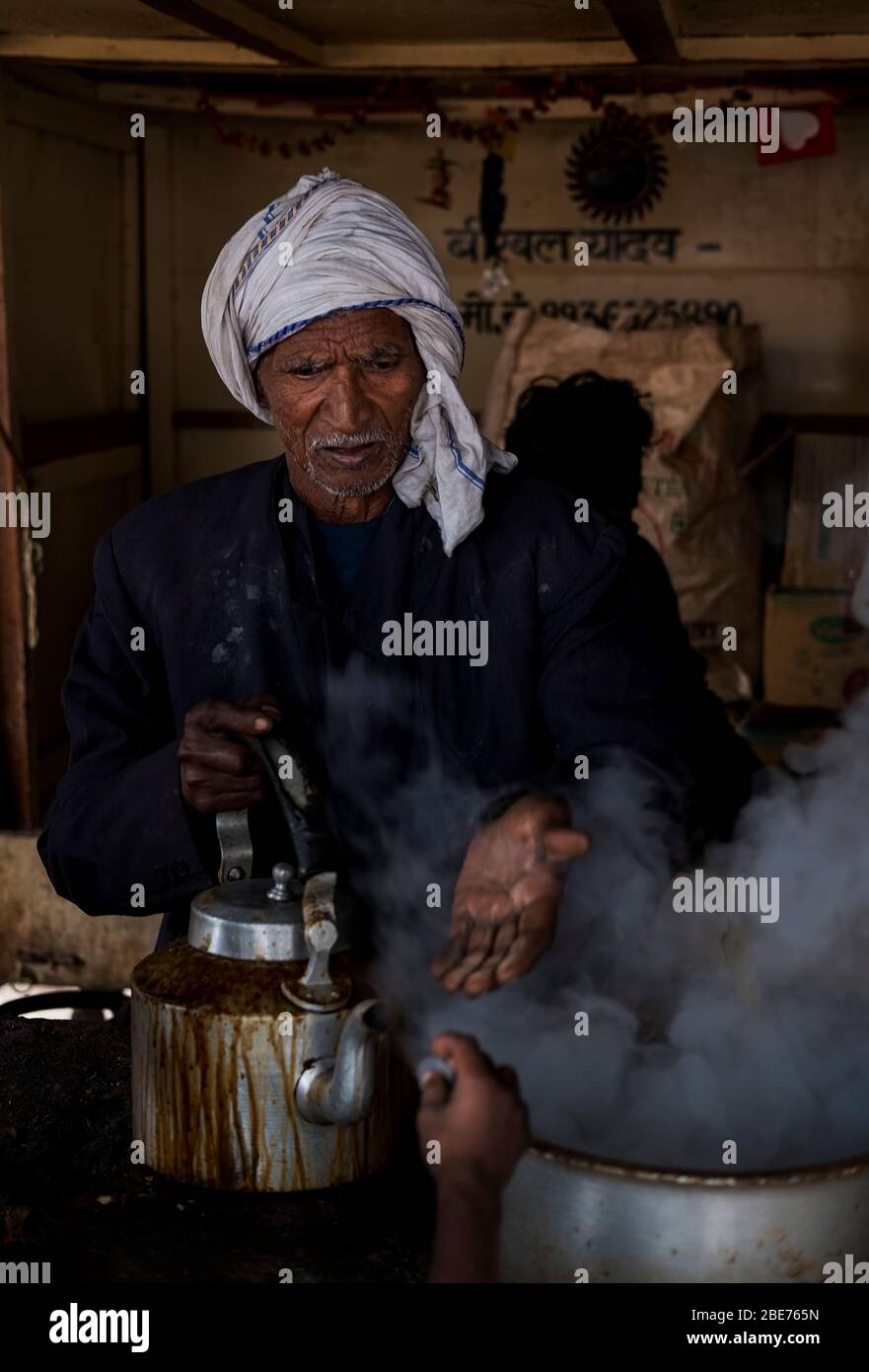 an old Indian man selling hot, steaming chai into a cap Stock Photo - Alamy