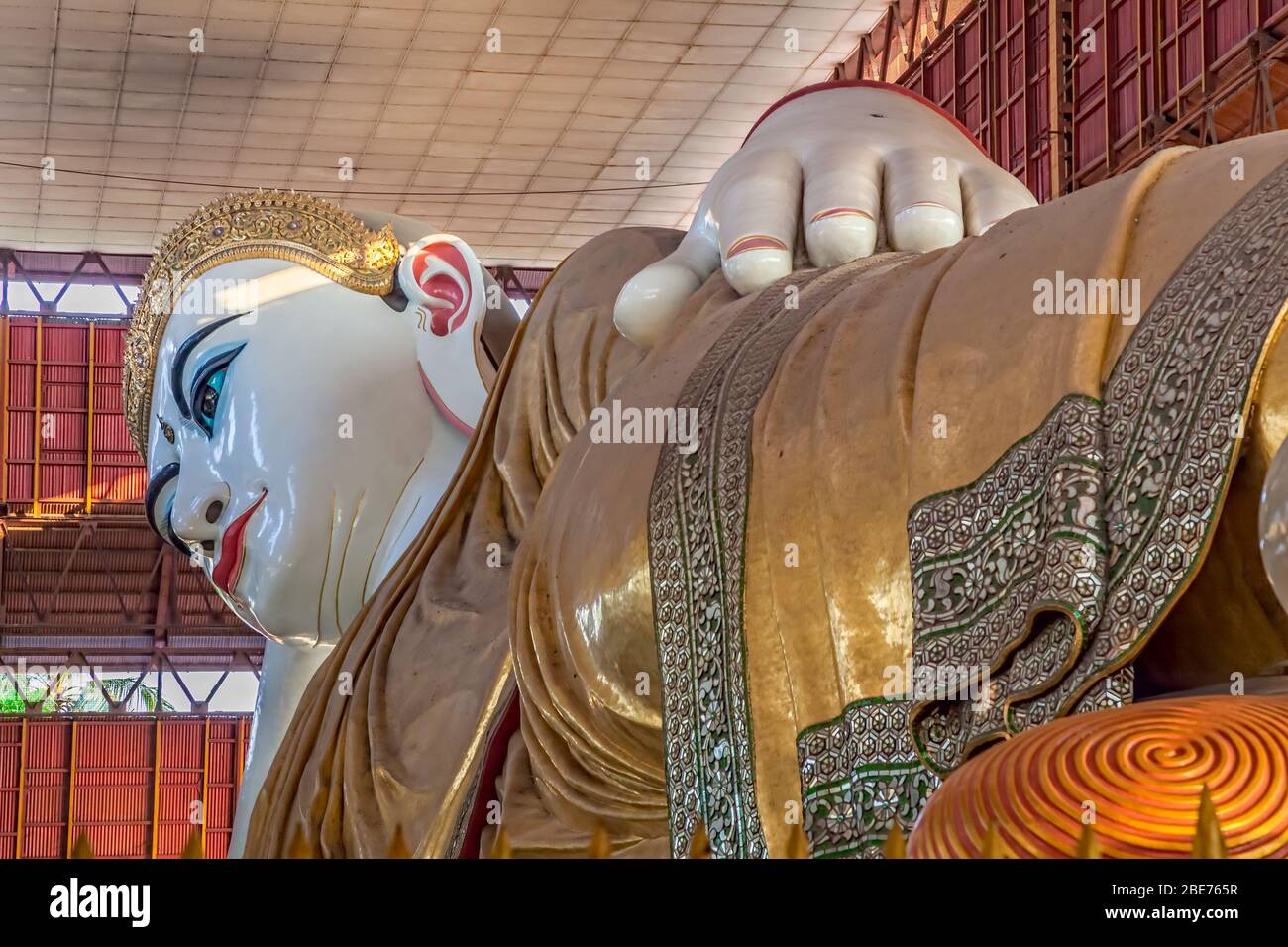 Sleeping buddha white buddha statue hi-res stock photography and images ...