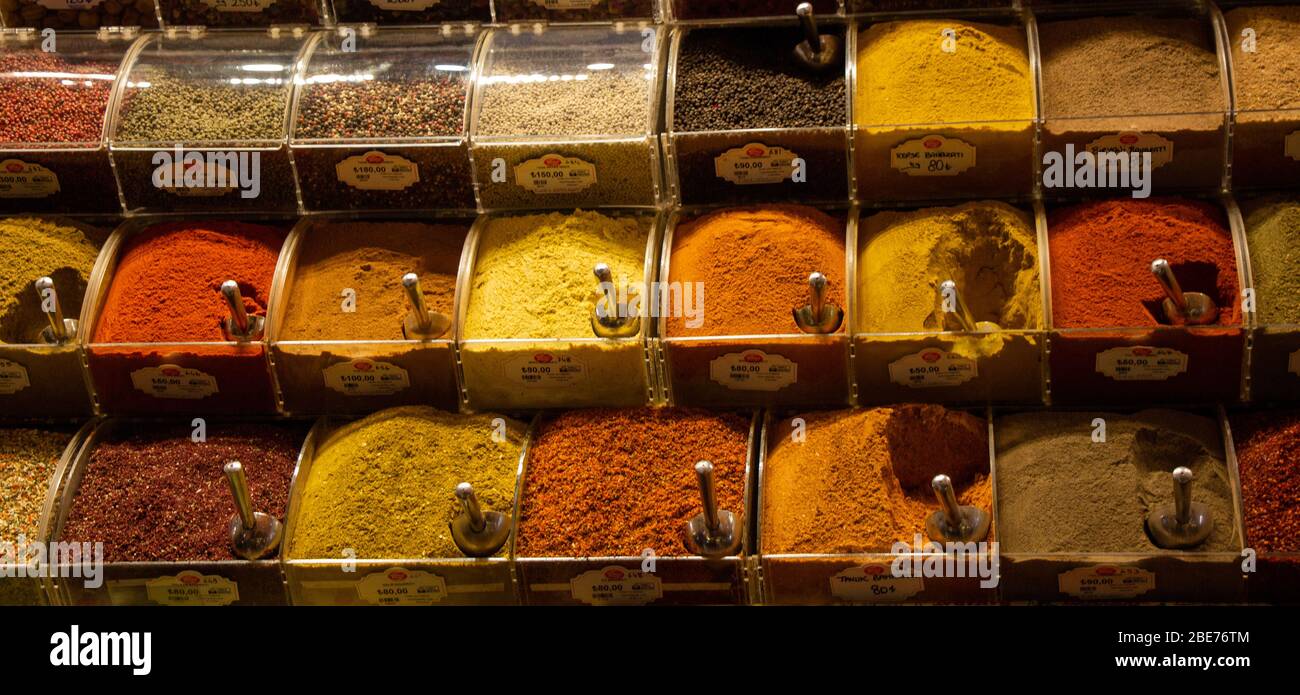 Oriental colorful spices in a traditional Turkish Spice Bazaar Stock ...
