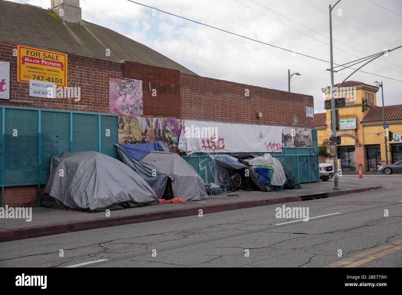The corner of San Pedro street in Skid Row district of Downtown of Los ...
