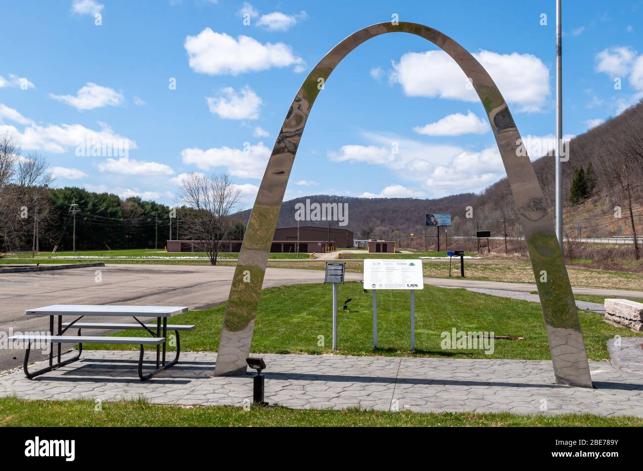 A replica of the St Louis Arch in front of the Warren County Visitor ...