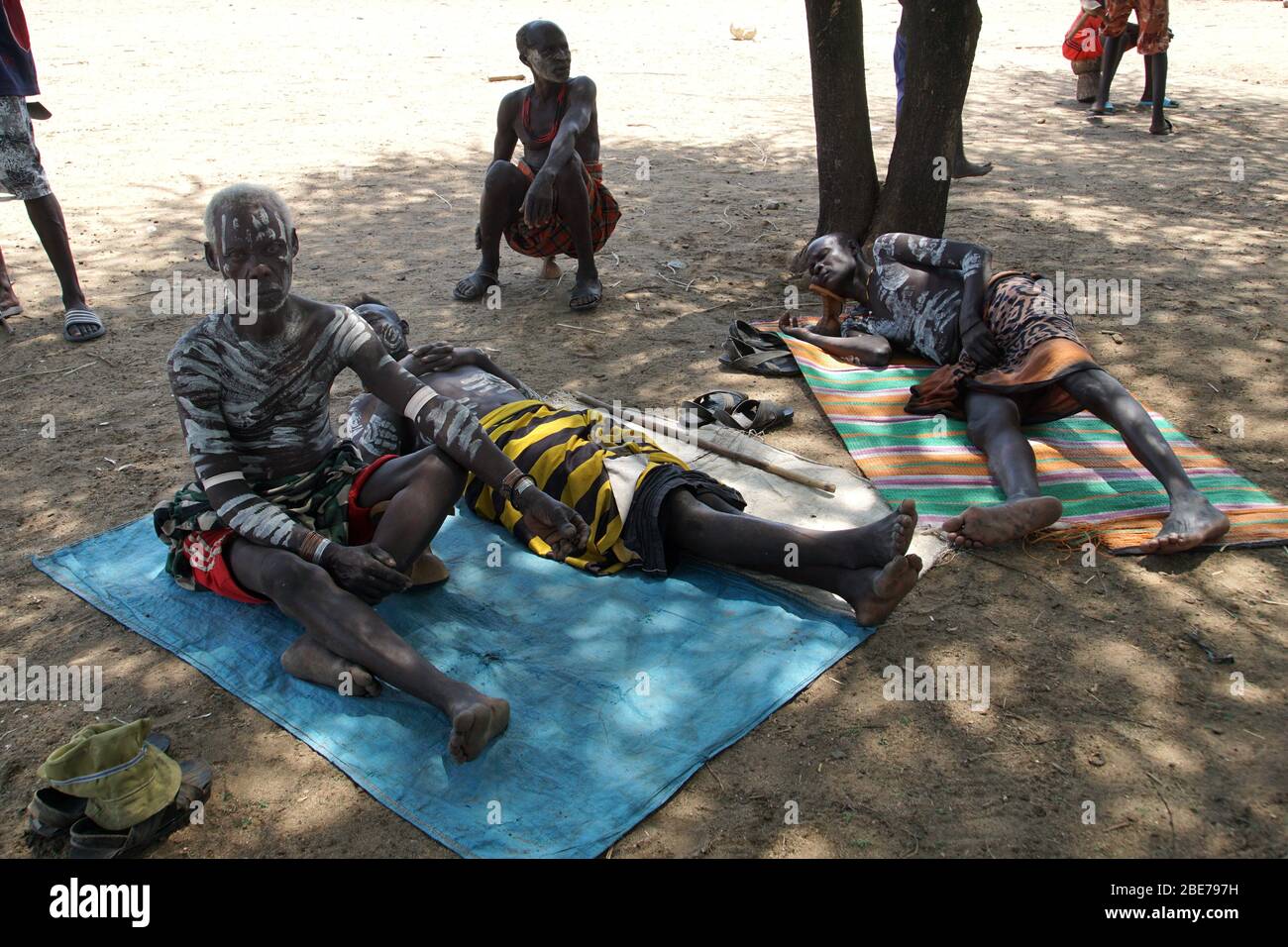 Real people men tree hi-res stock photography and images - Alamy