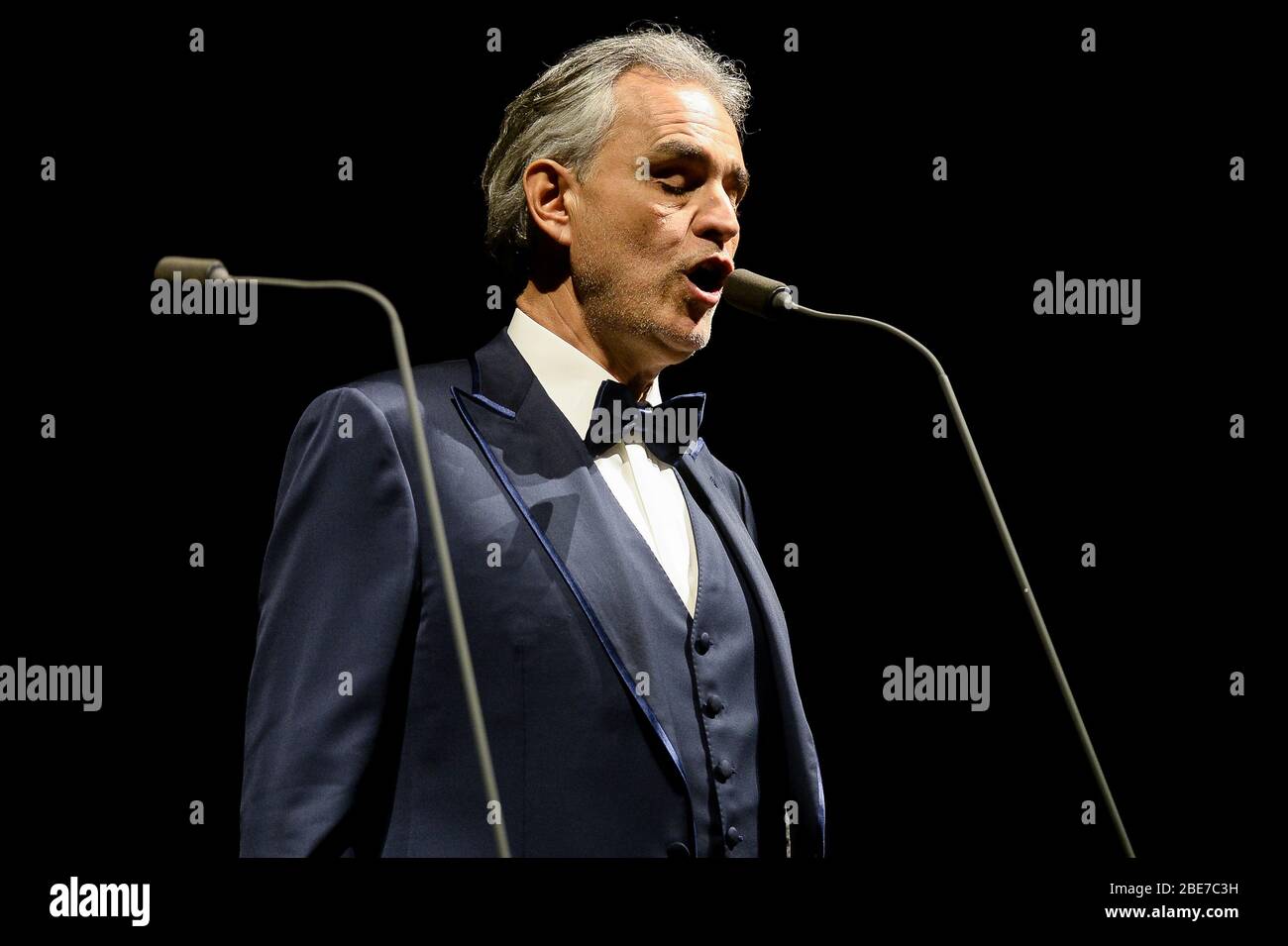 Andrea bocelli on stage hi-res stock photography and images - Alamy