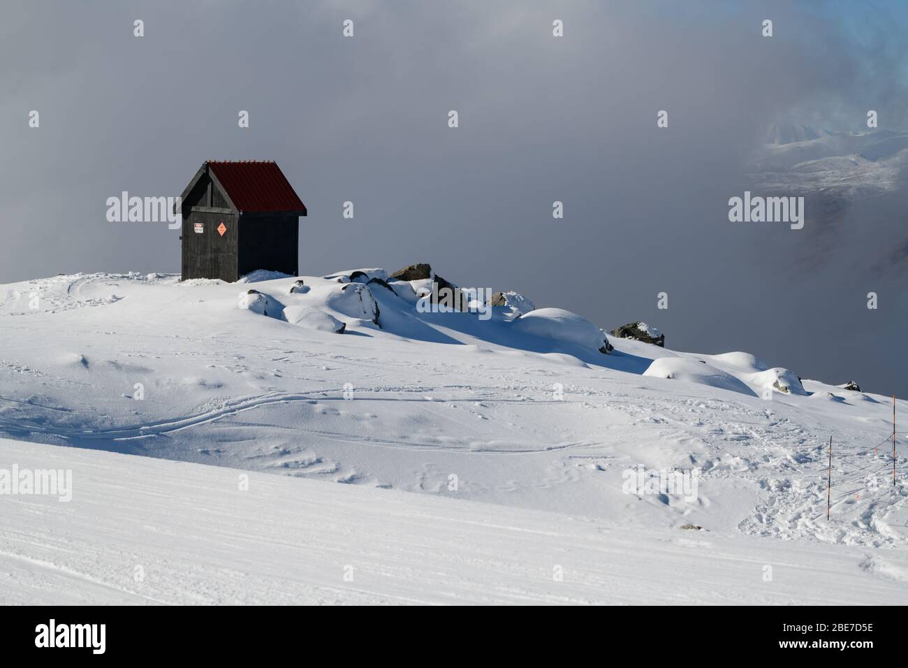 Texture of natural snow with a hut. View above the snow Stock Photo - Alamy