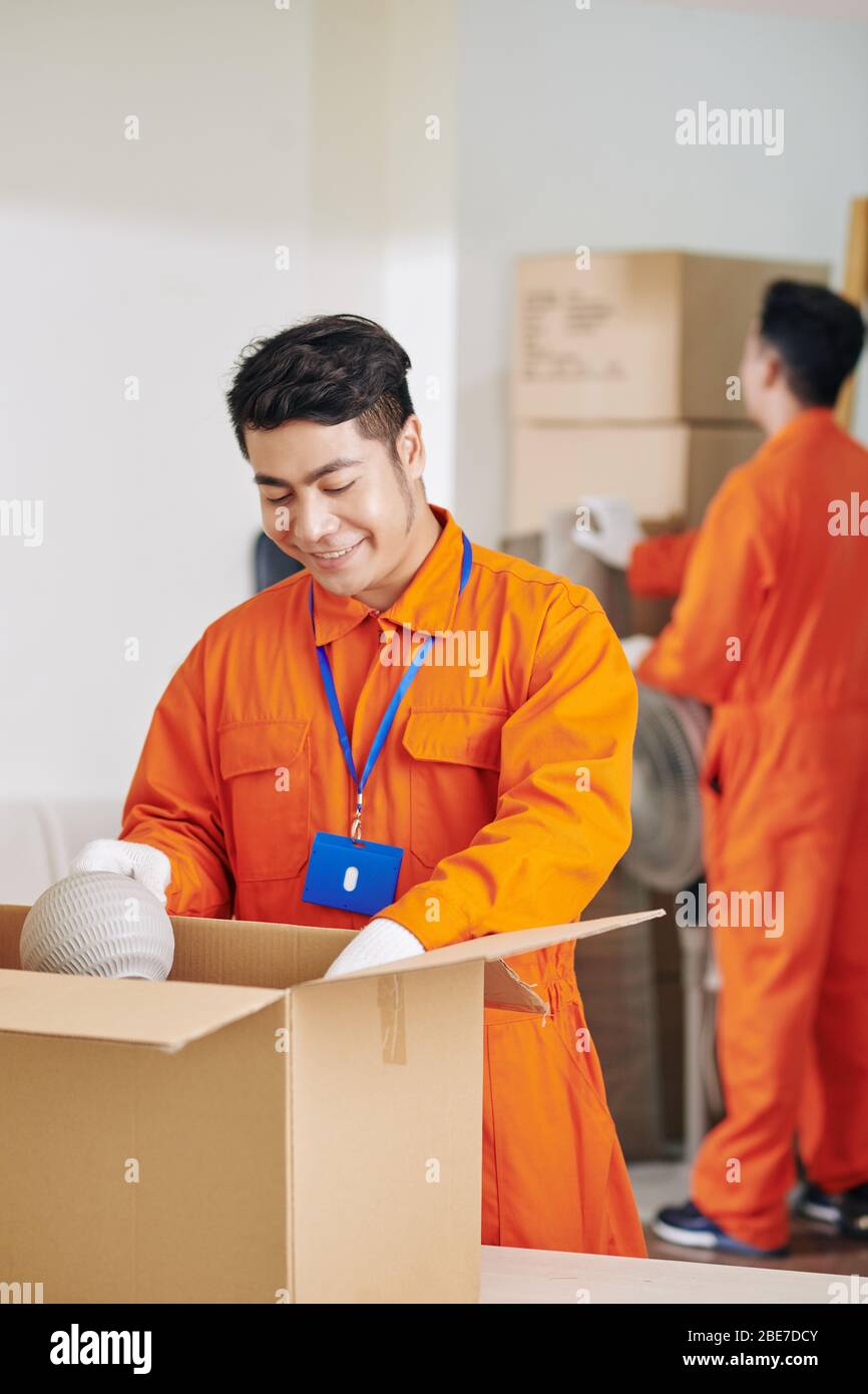 Men packing in warehouse hi-res stock photography and images - Alamy