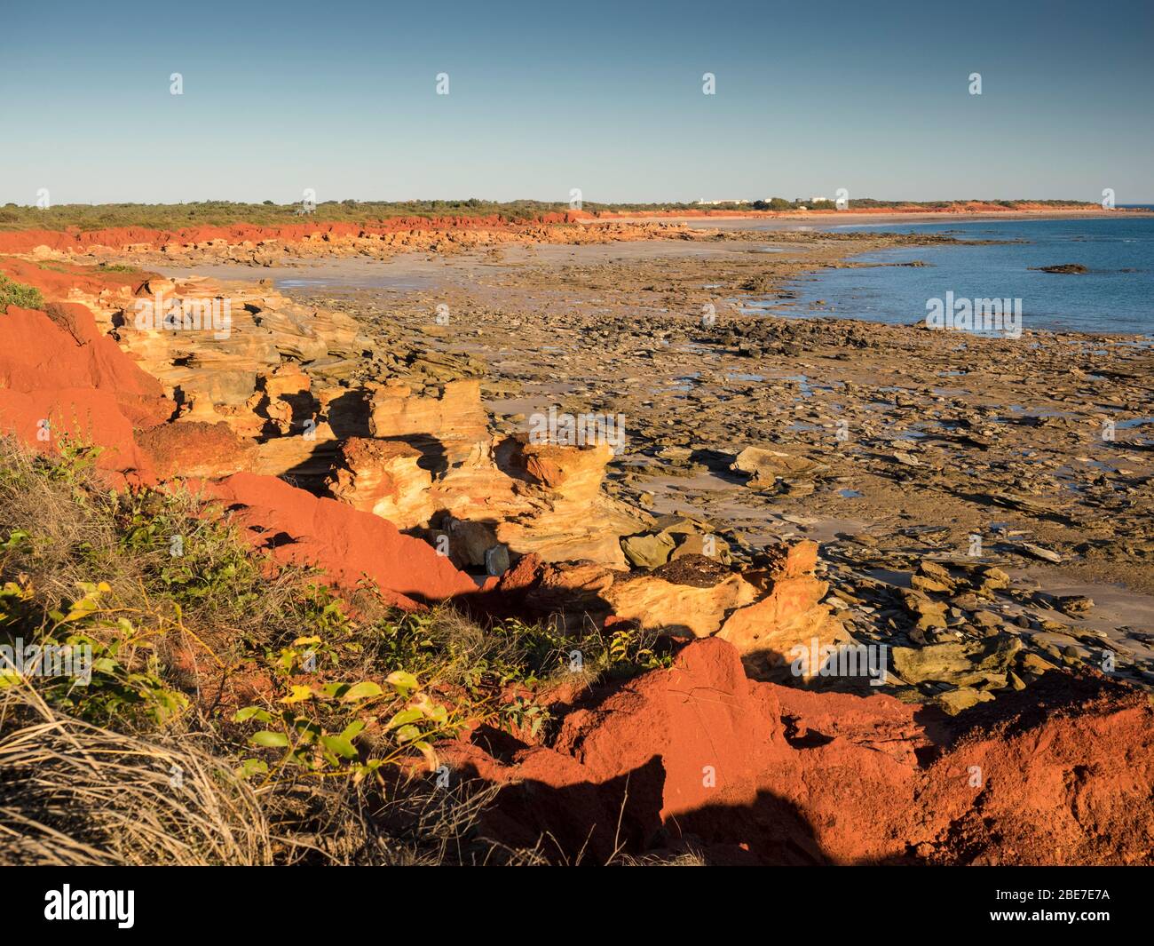 Indian Ocean sunset from the red pindan cliffs of Reddell Beach, Broome ...