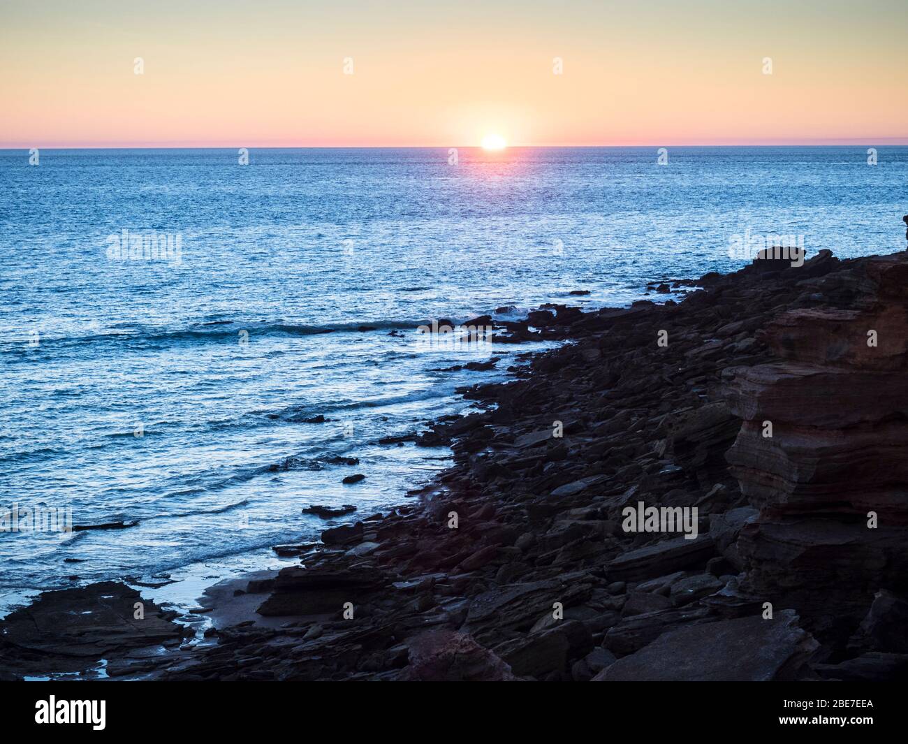 Indian Ocean sunset from the red pindan cliffs of Reddell Beach, Broome ...
