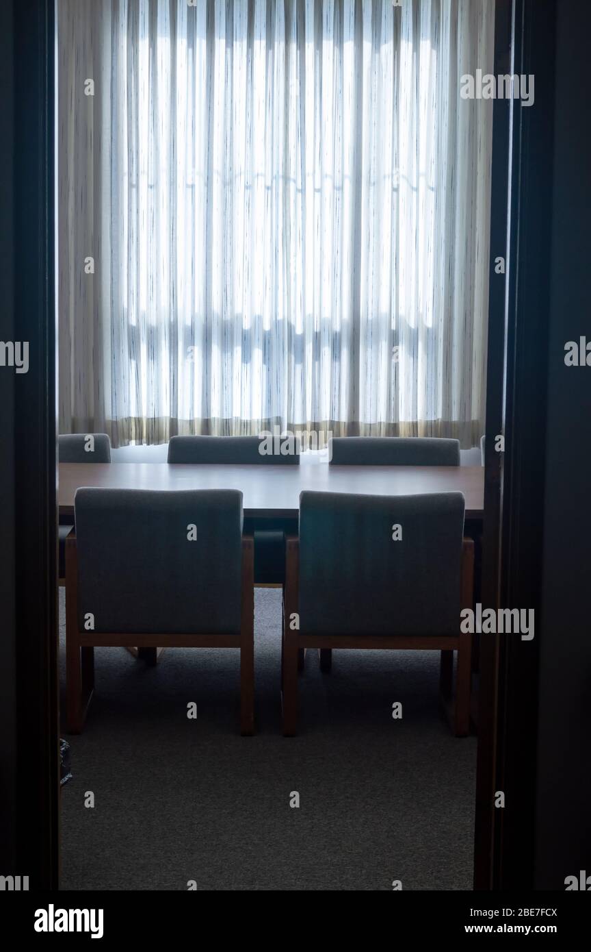 Dimly lit empty room hi-res stock photography and images - Alamy
