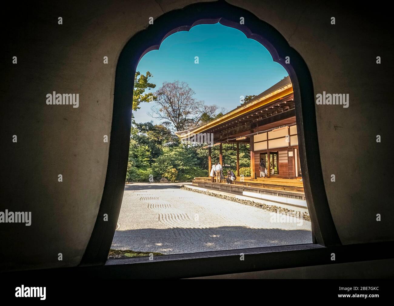 Zen garden seen through a petal shaped window, Kennin-ji Temple ...