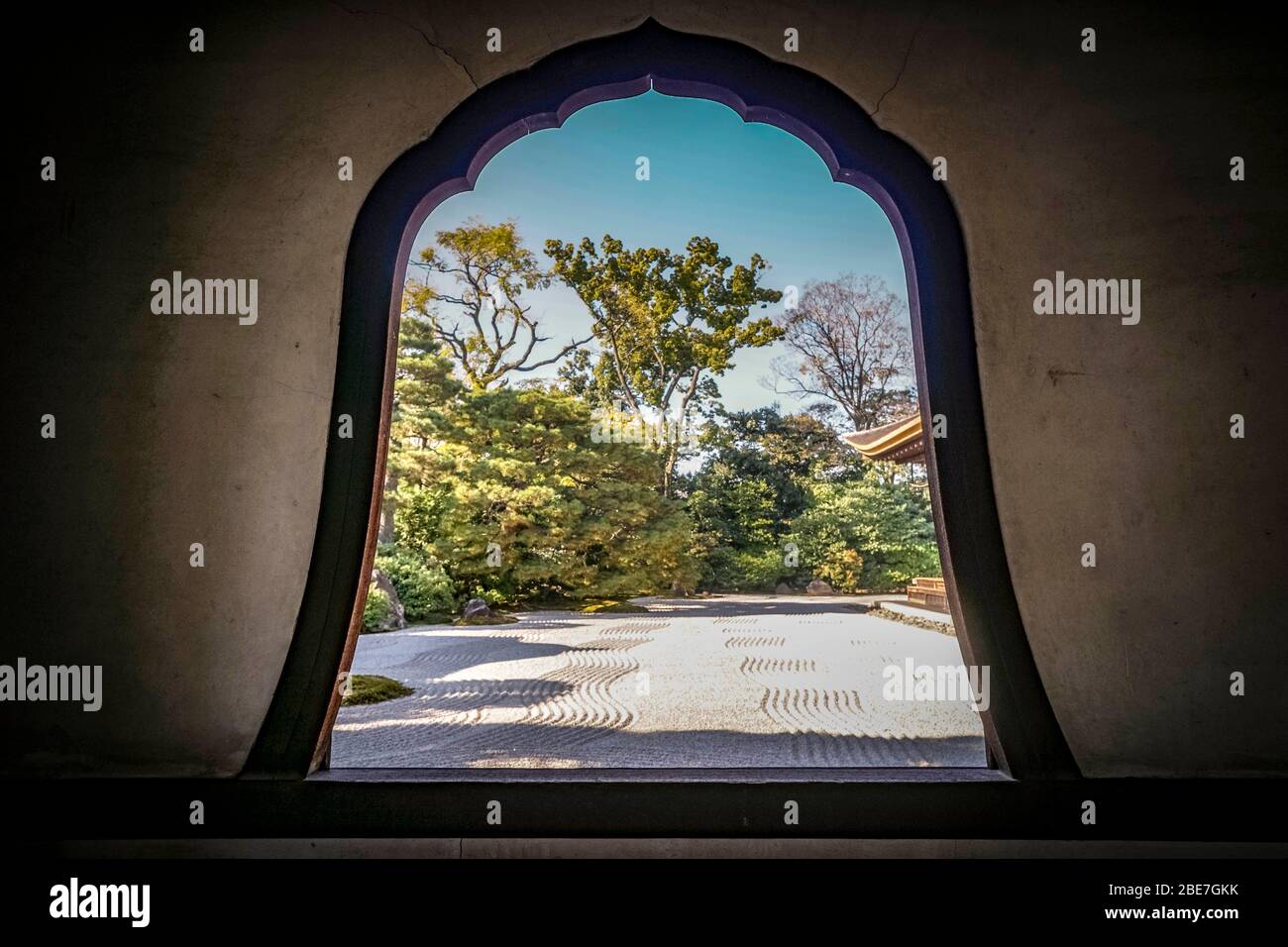 Zen garden seen through a petal shaped window, Kennin-ji Temple ...