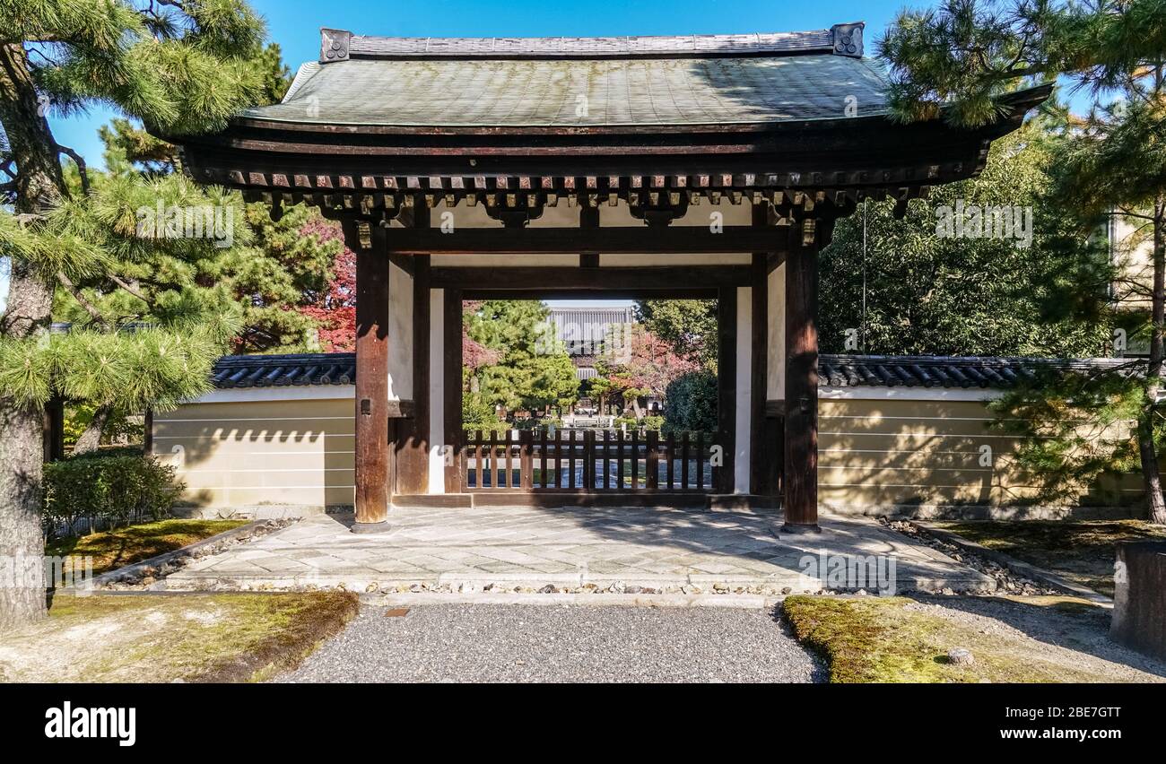 Kennin-ji Temple, entrance gate (chokushimon), Higashiyama, Kyoto ...