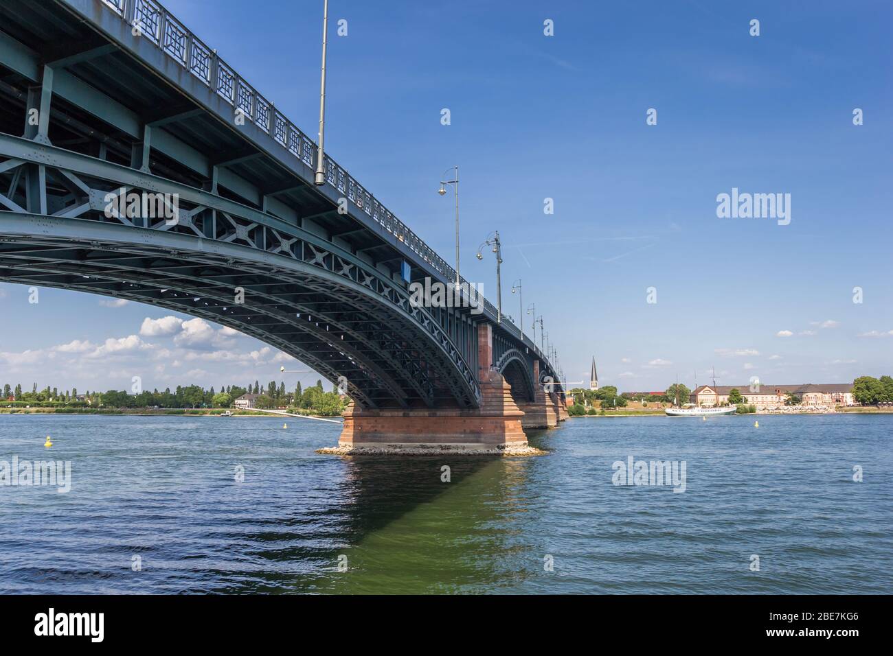 Theodor Heuss bridge over the river Rhine in Mainz, Germany Stock Photo ...
