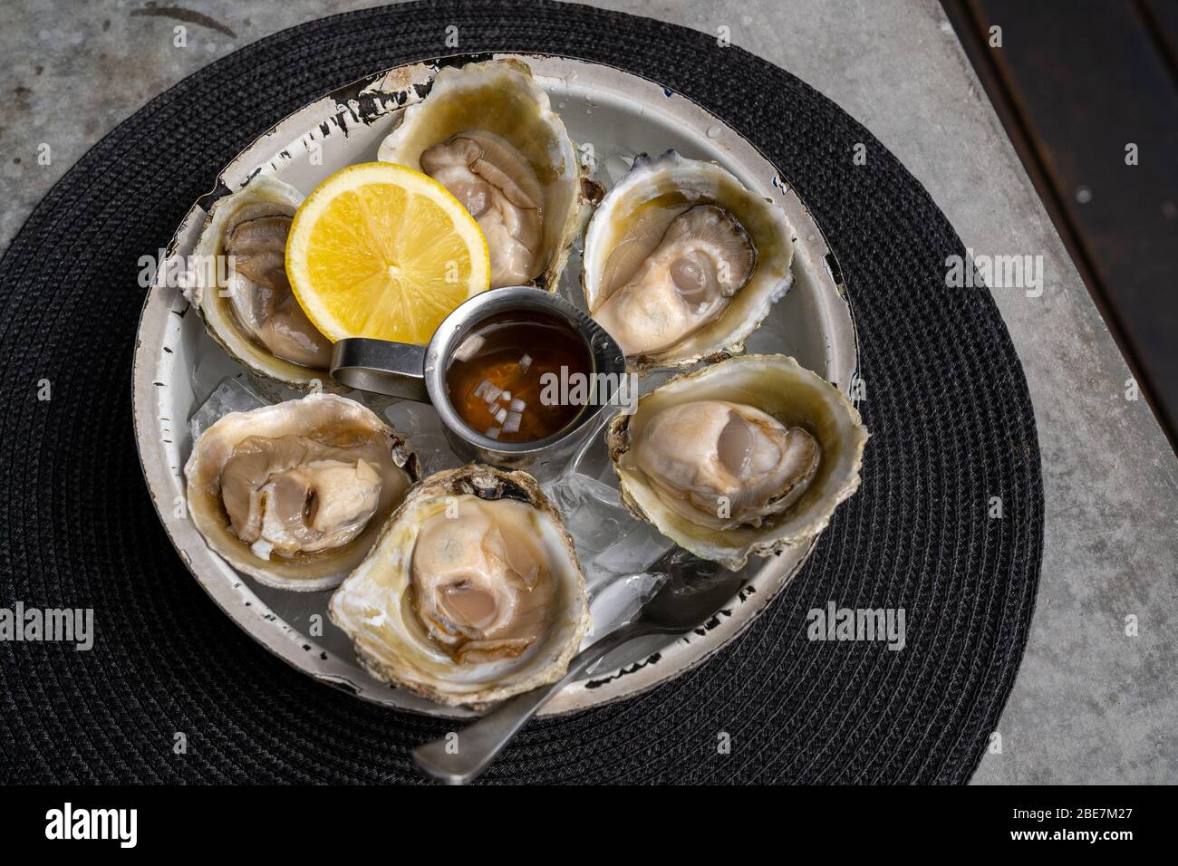 Open oysters hi-res stock photography and images - Alamy