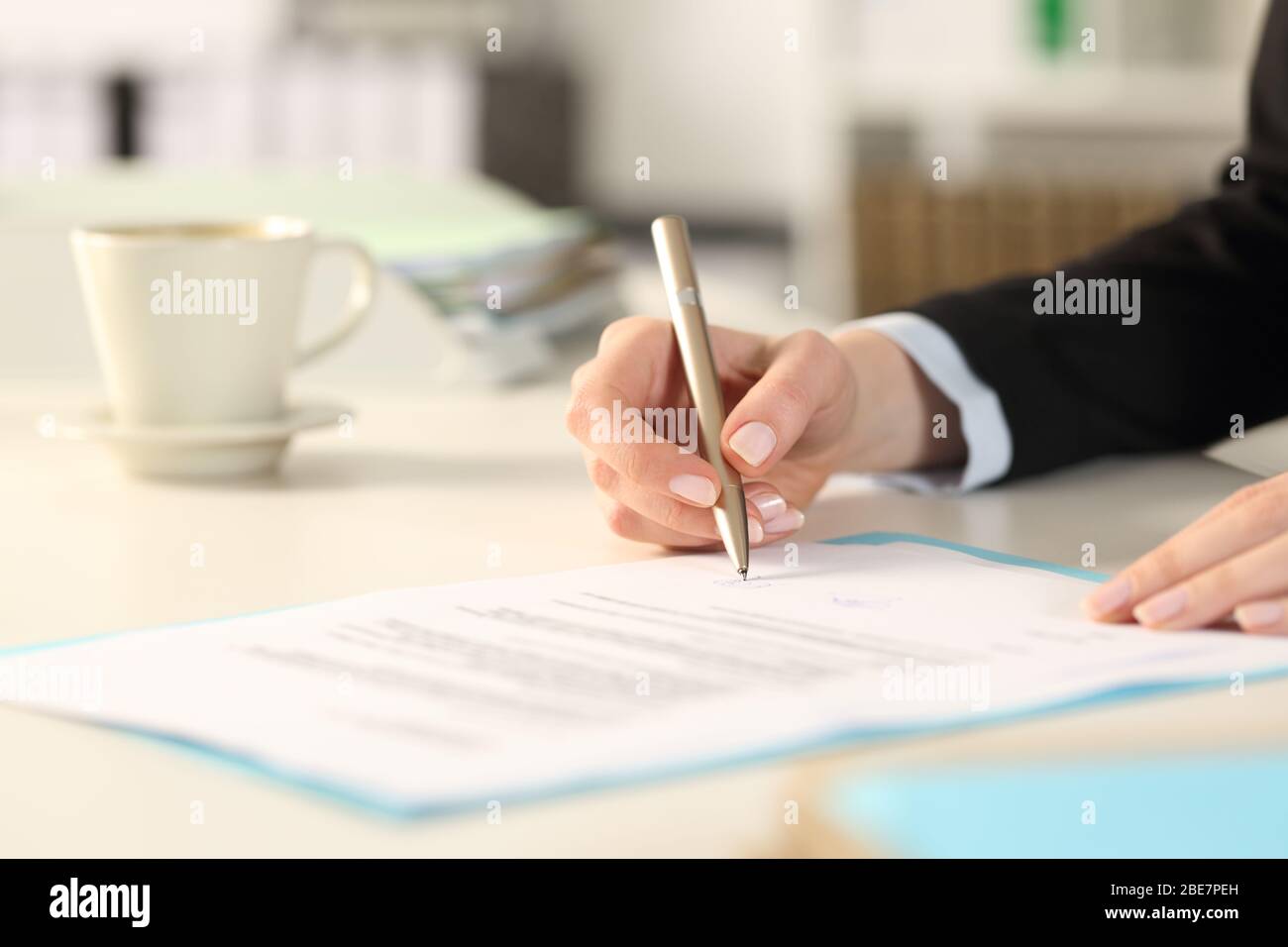 Contract signing hi-res stock photography and images - Alamy