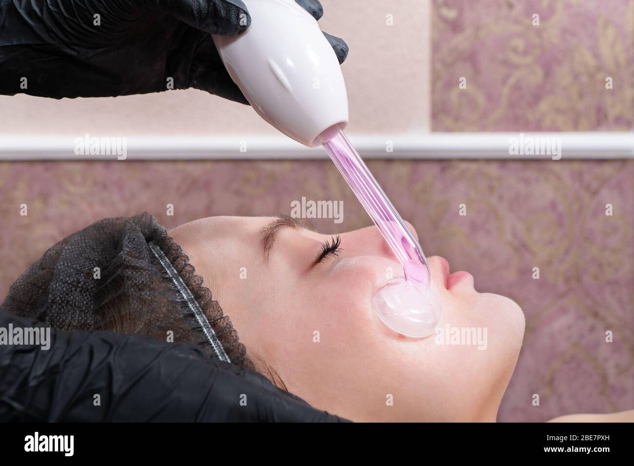 device for creating high-frequency currents used to clean the face in a ...