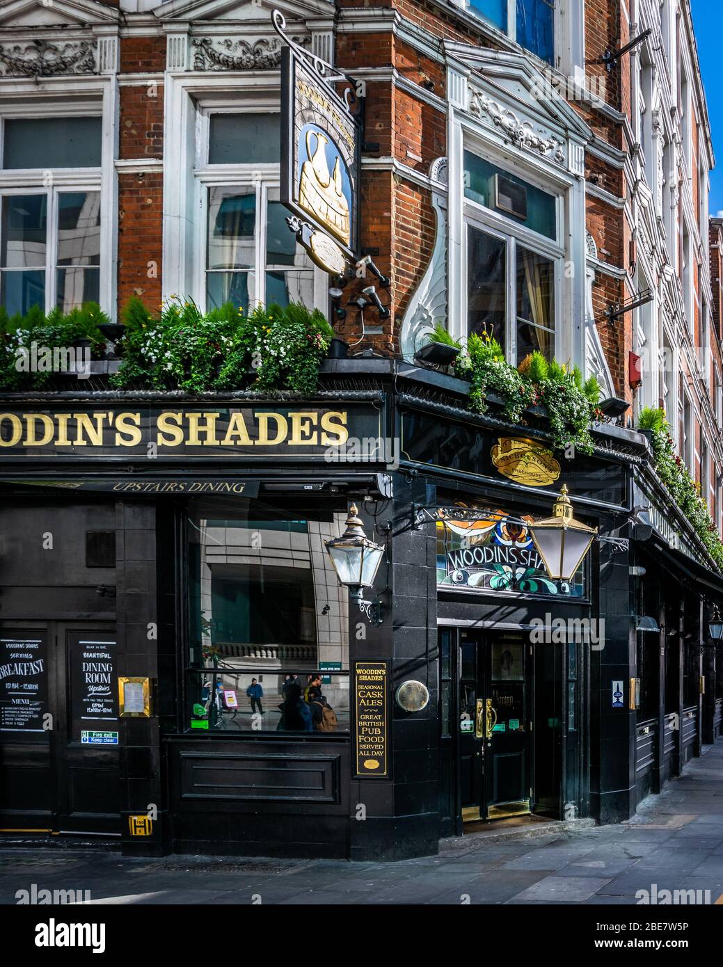 Modern british pub hi-res stock photography and images - Alamy
