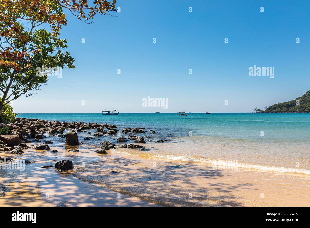 Lazy beach on the beautiful ocean shore, Koh Rong Samloem, Cambodia ...