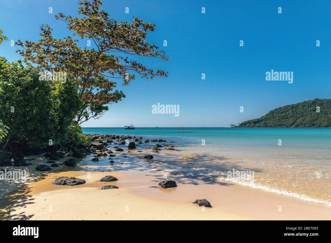 Lazy beach on the beautiful ocean shore, Koh Rong Samloem, Cambodia ...