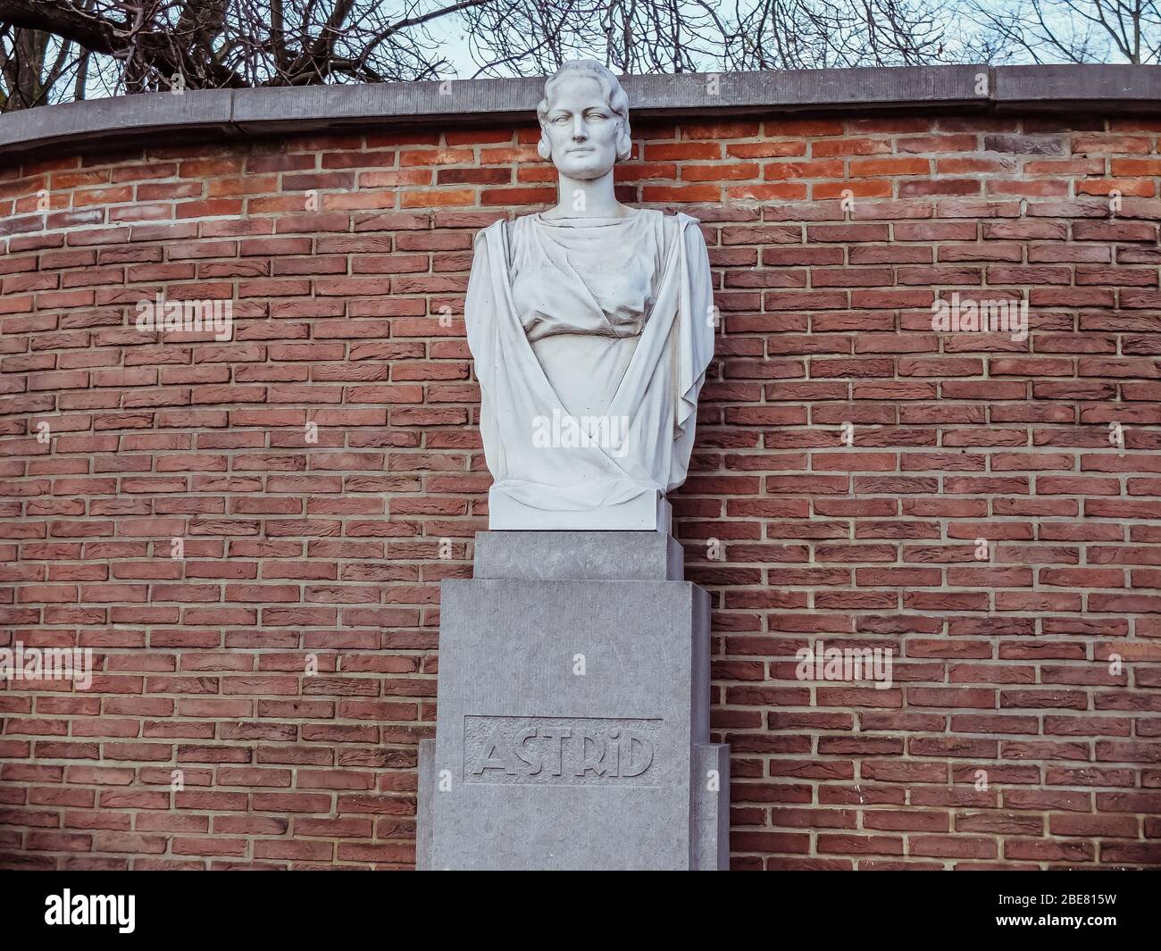 Bust statue of Queen Astrid in Charleroi Park, «le parc Reine Astrid ...