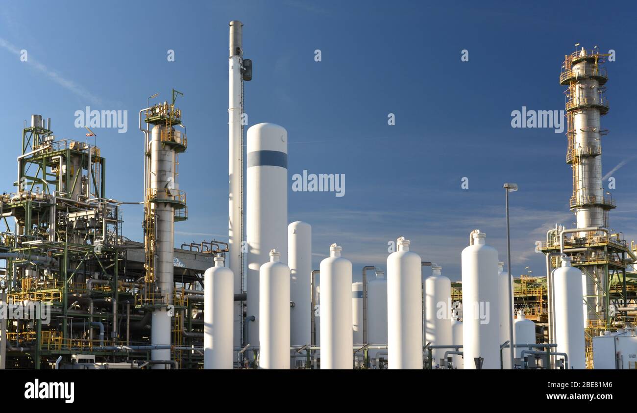 Refinery for the production of fuel - architecture and buildings of an ...