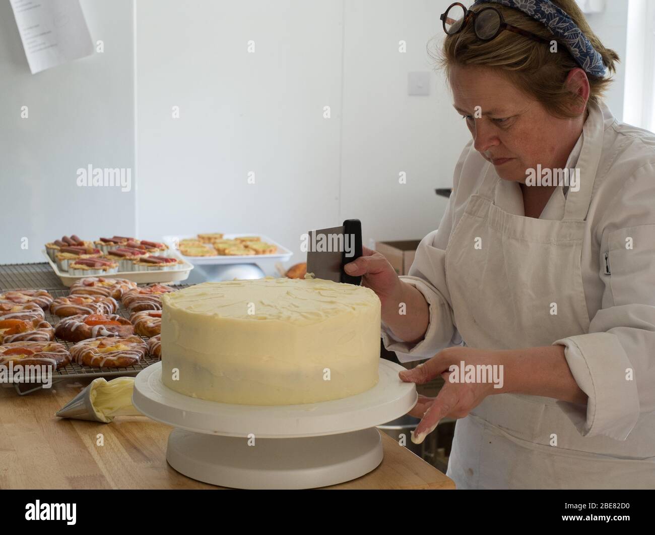 Scotland-based patissier Louise Paterson icing a Hummingbird cake Stock ...