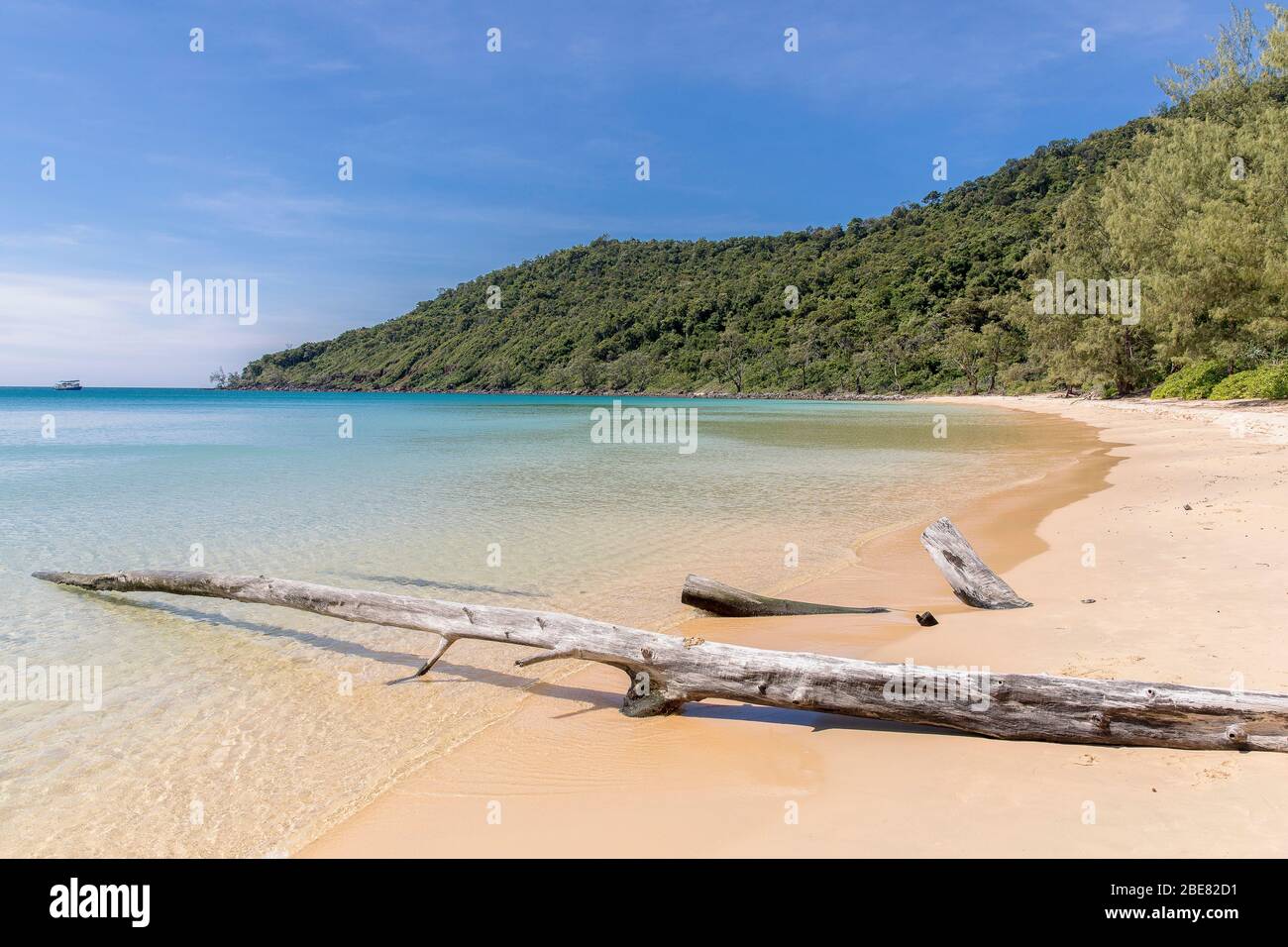 Lazy beach on the beautiful ocean shore, Koh Rong Samloem, Cambodia ...
