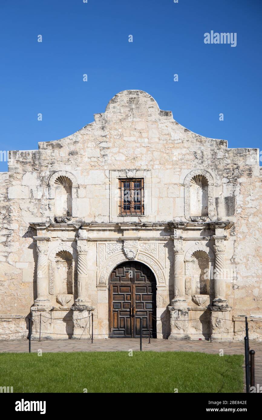entrance to the alamo in san antonio texas Stock Photo - Alamy