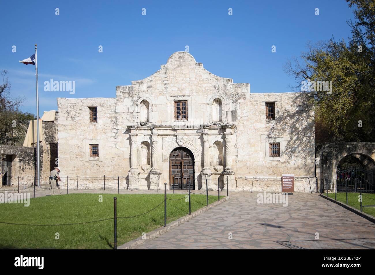 entrance to the alamo in san antonio texas Stock Photo - Alamy