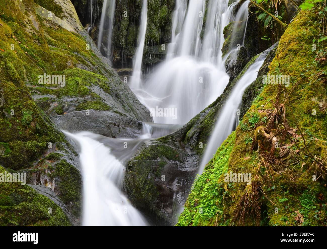 Slow shutter photo waterfall hi-res stock photography and images - Alamy