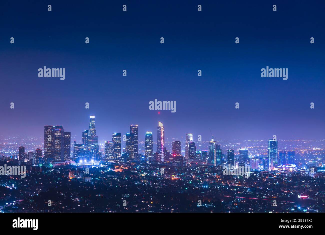 Los angeles city street at night hi-res stock photography and images ...