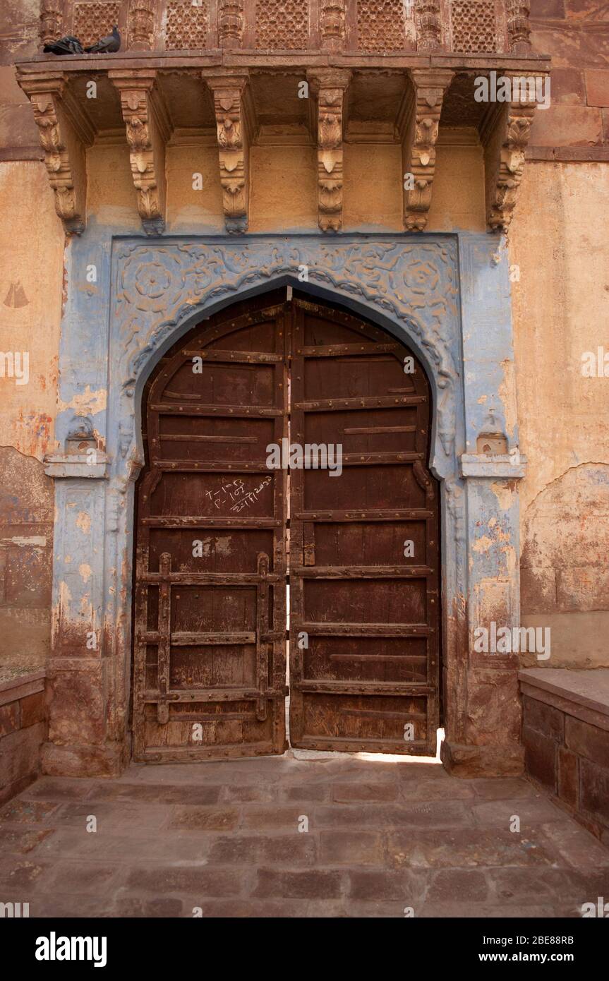 Door of a haveli a traditional town house or mansion, Jodhpur ...