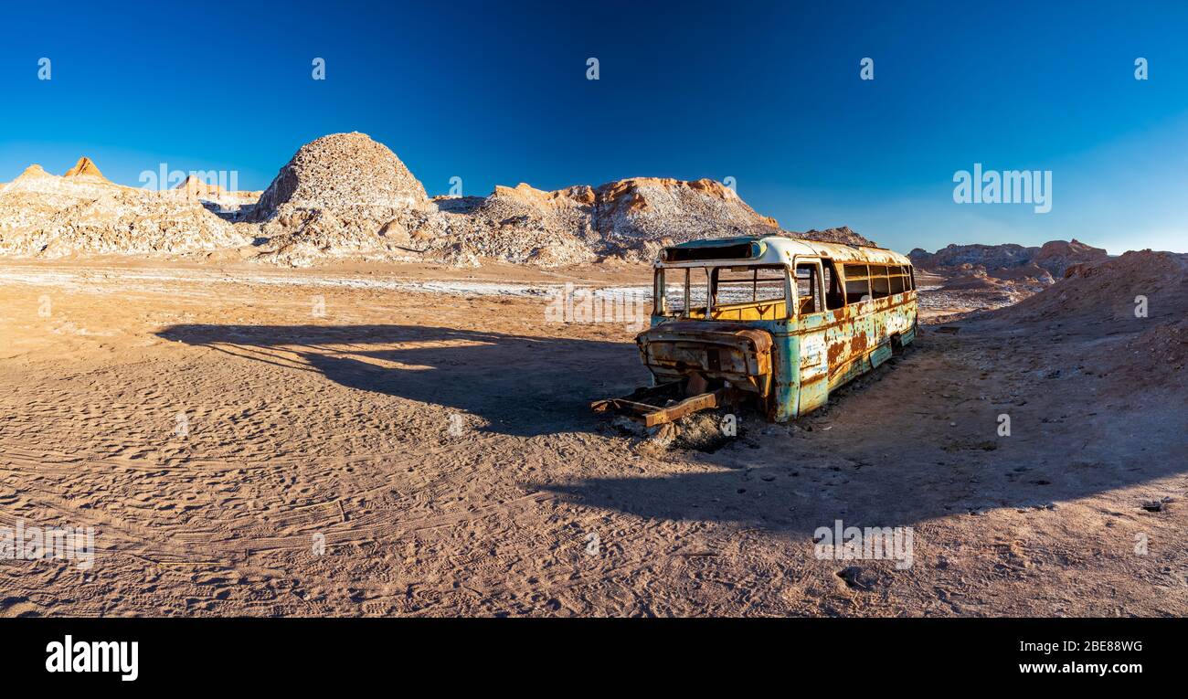 Bus in the desert hi-res stock photography and images - Alamy