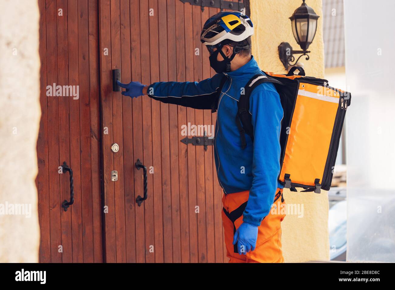 Delivery man parcel box knocking hi-res stock photography and images ...