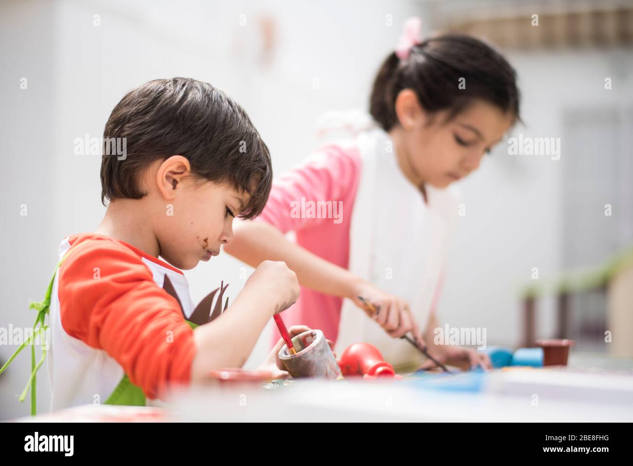 Children doing crafts hi-res stock photography and images - Alamy
