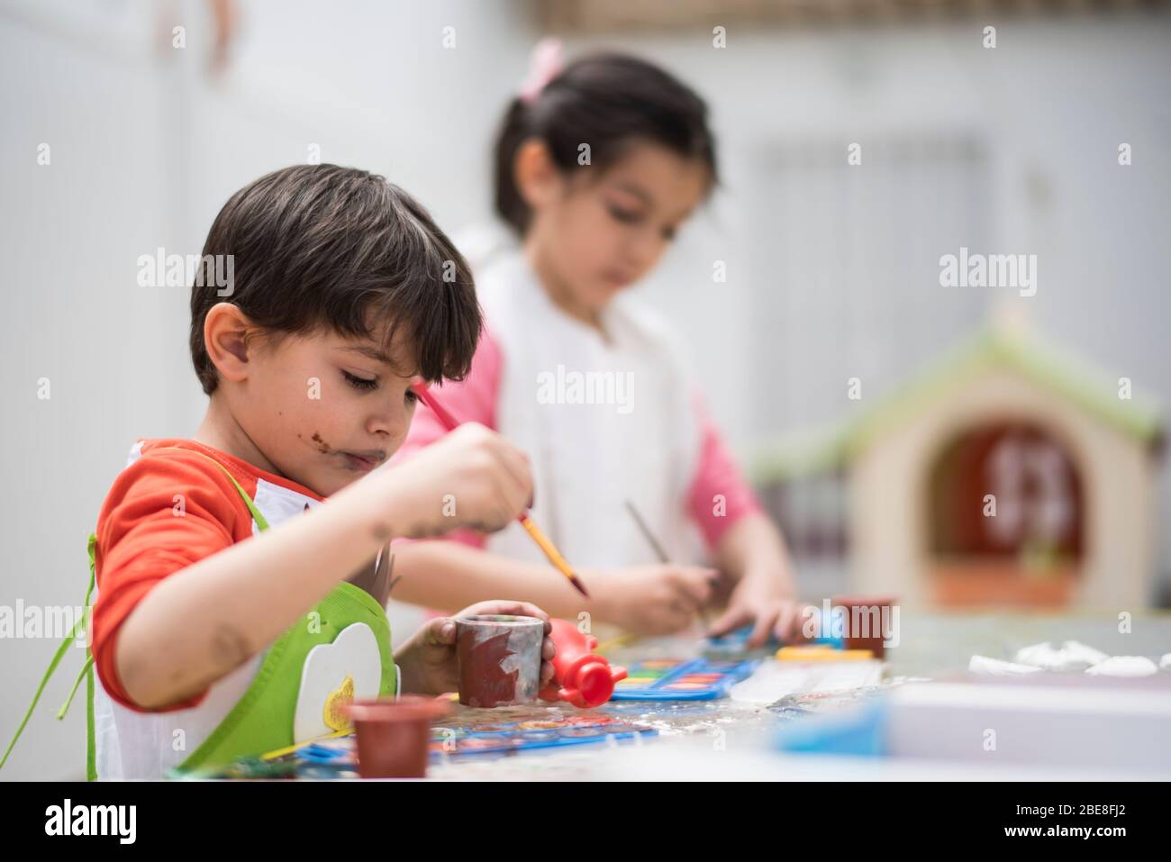 Children doing crafts hi-res stock photography and images - Alamy
