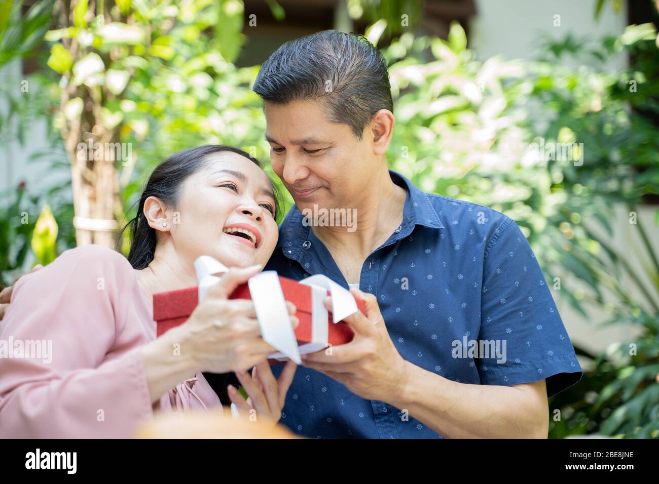 Happy couples hi-res stock photography and images - Alamy