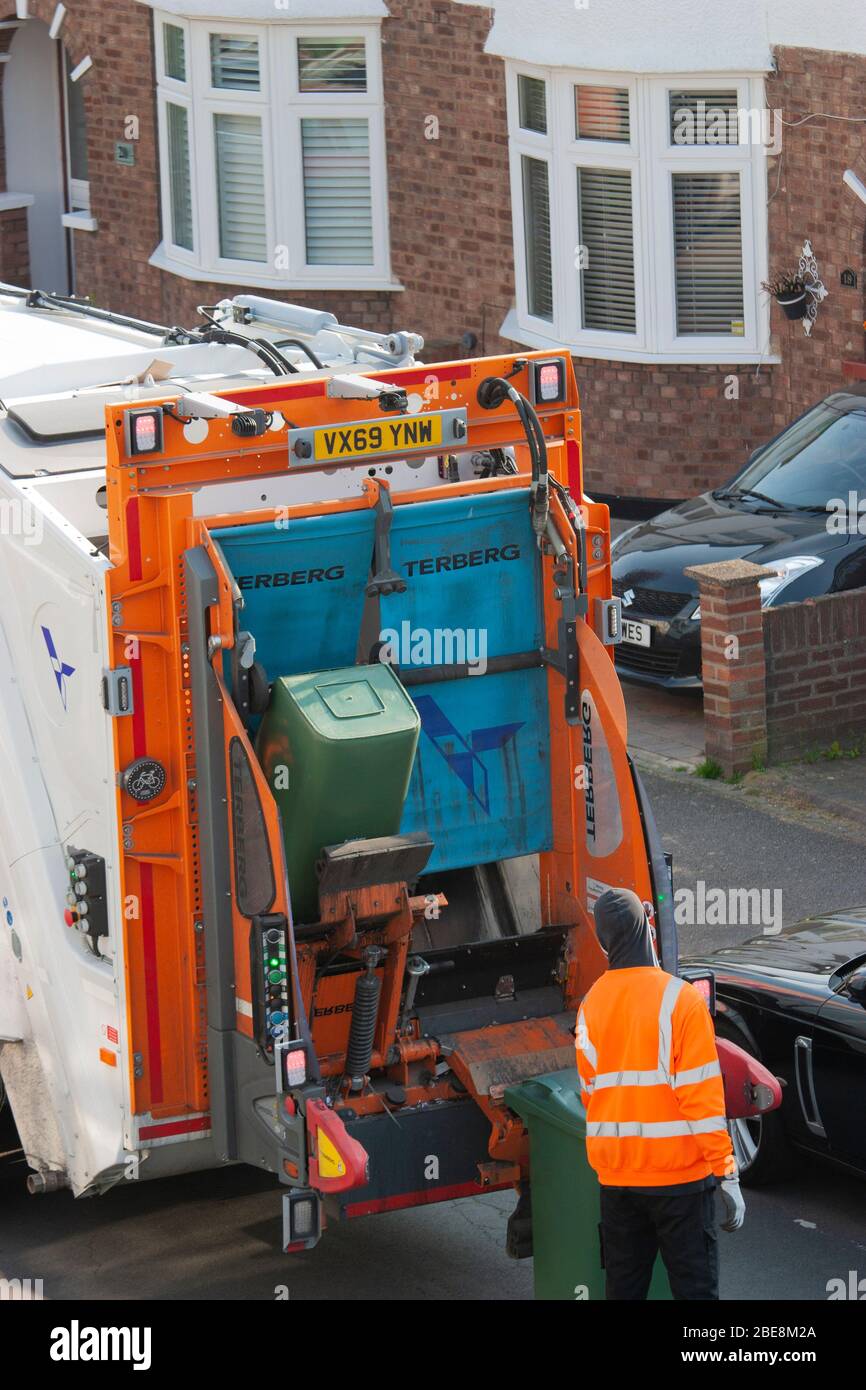 Binmen working hi-res stock photography and images - Alamy