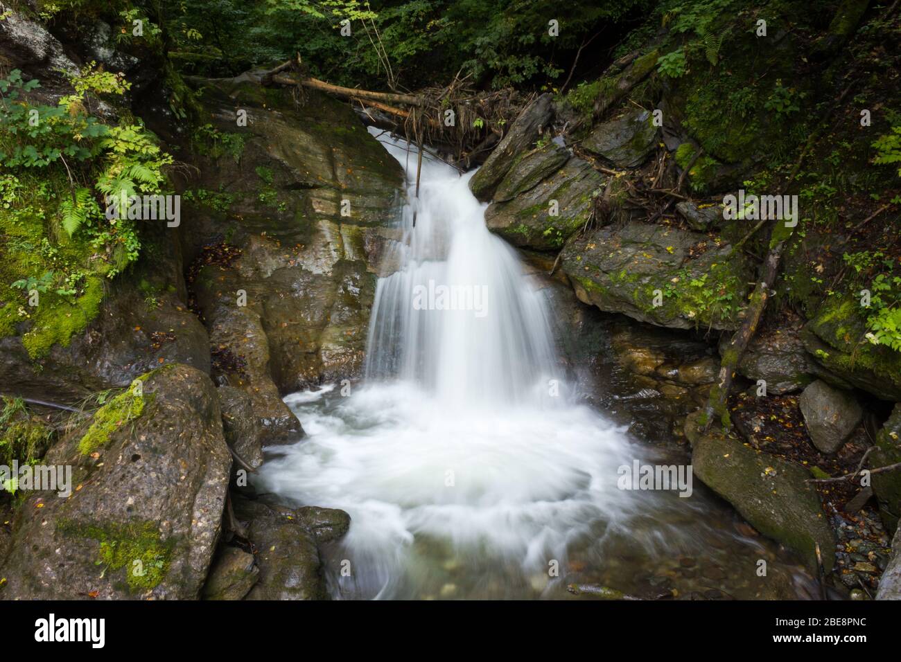 Small waterfall wallpaper hi-res stock photography and images - Alamy
