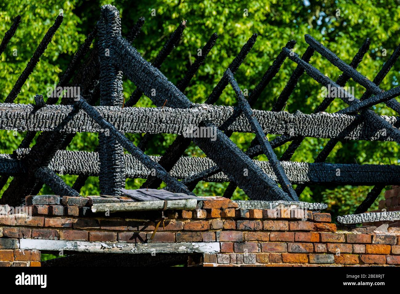 Burnt out buildings hi-res stock photography and images - Alamy