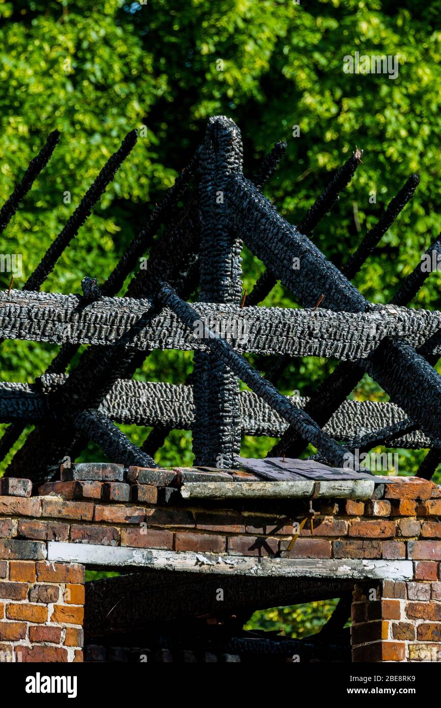 Burnt out buildings hi-res stock photography and images - Alamy