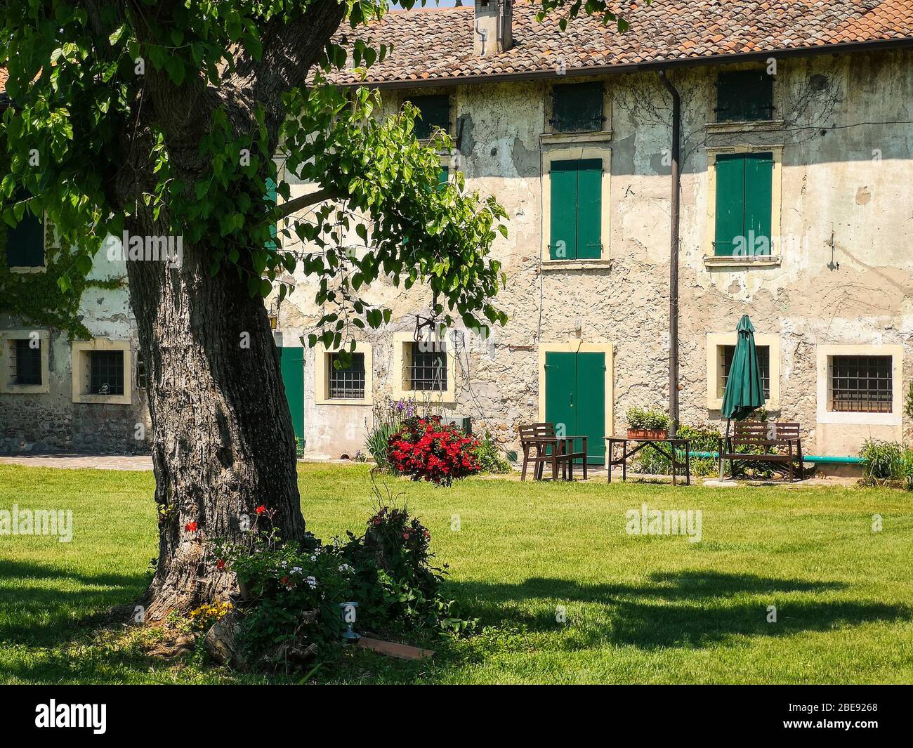 Typical peasant manor house in the green countryside of the Veneto ...
