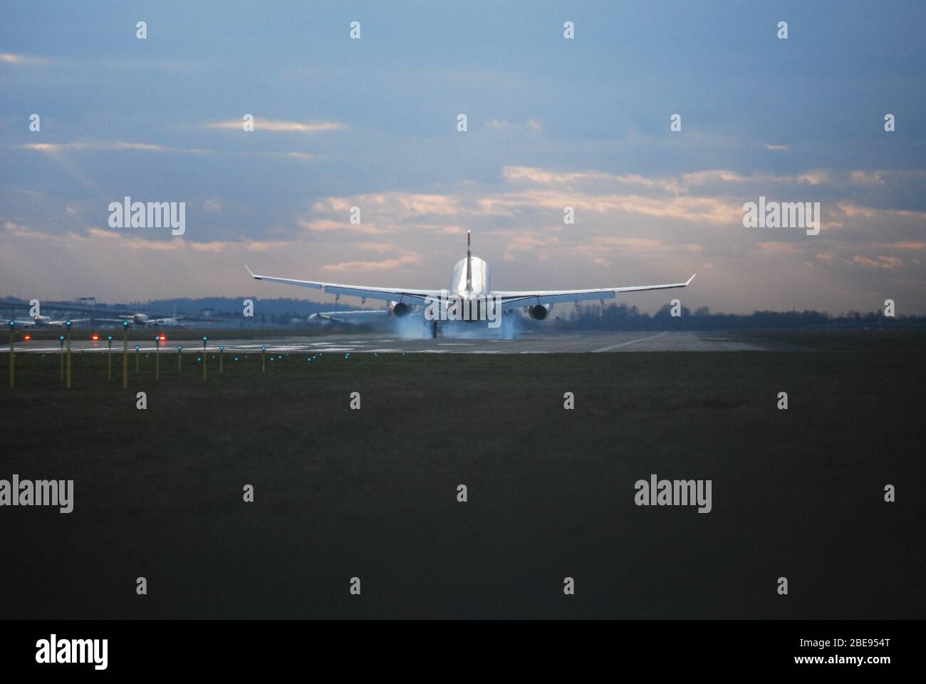 Airplane landing at Heathrow Stock Photo - Alamy