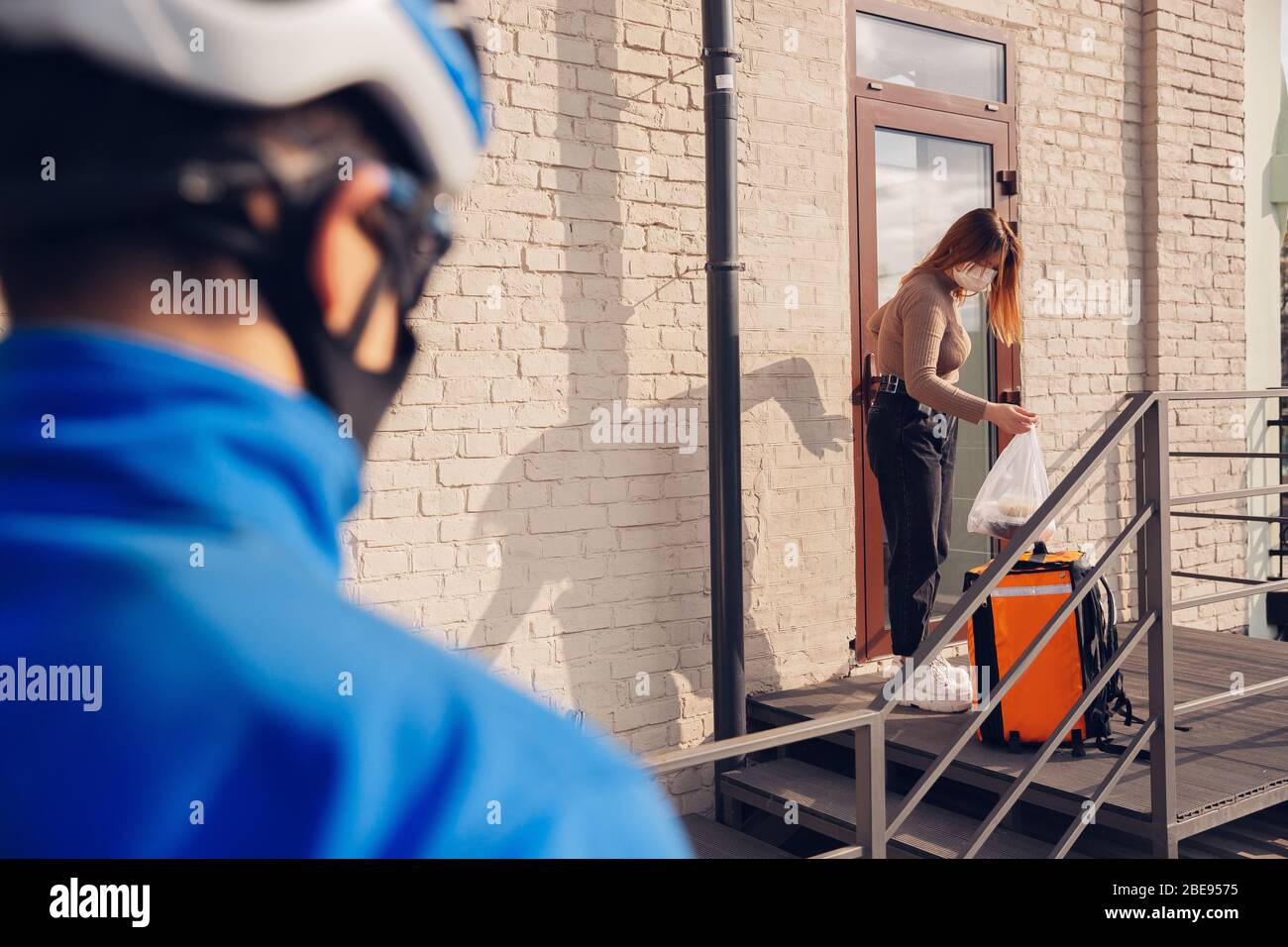 Delivery man parcel box knocking hi-res stock photography and images ...